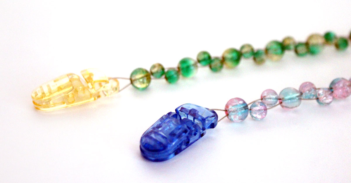 How to make a beaded pacifier holder * Moms and Crafters