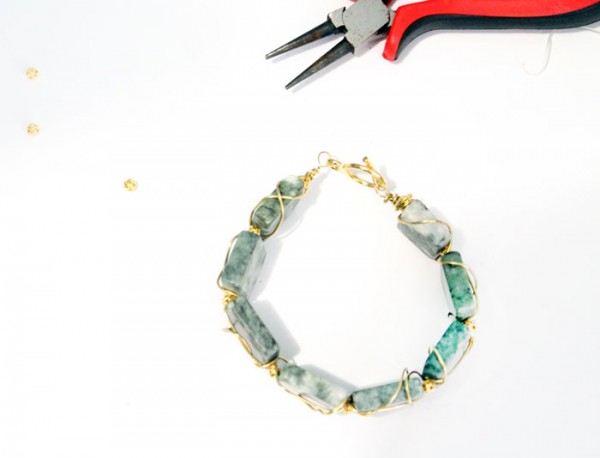 DIY Gemstone Wire Wrapped Bracelet * Moms and Crafters