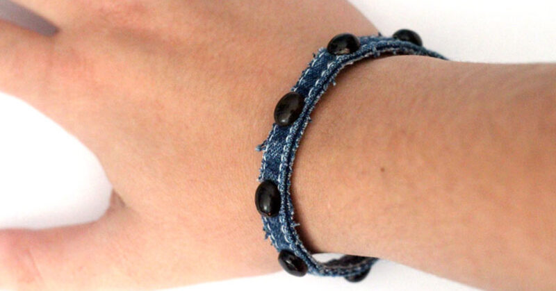 Recycled denim bracelet tutorial * Moms and Crafters