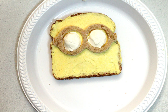 Easy, Healthy Minion Sandwich * Moms and Crafters