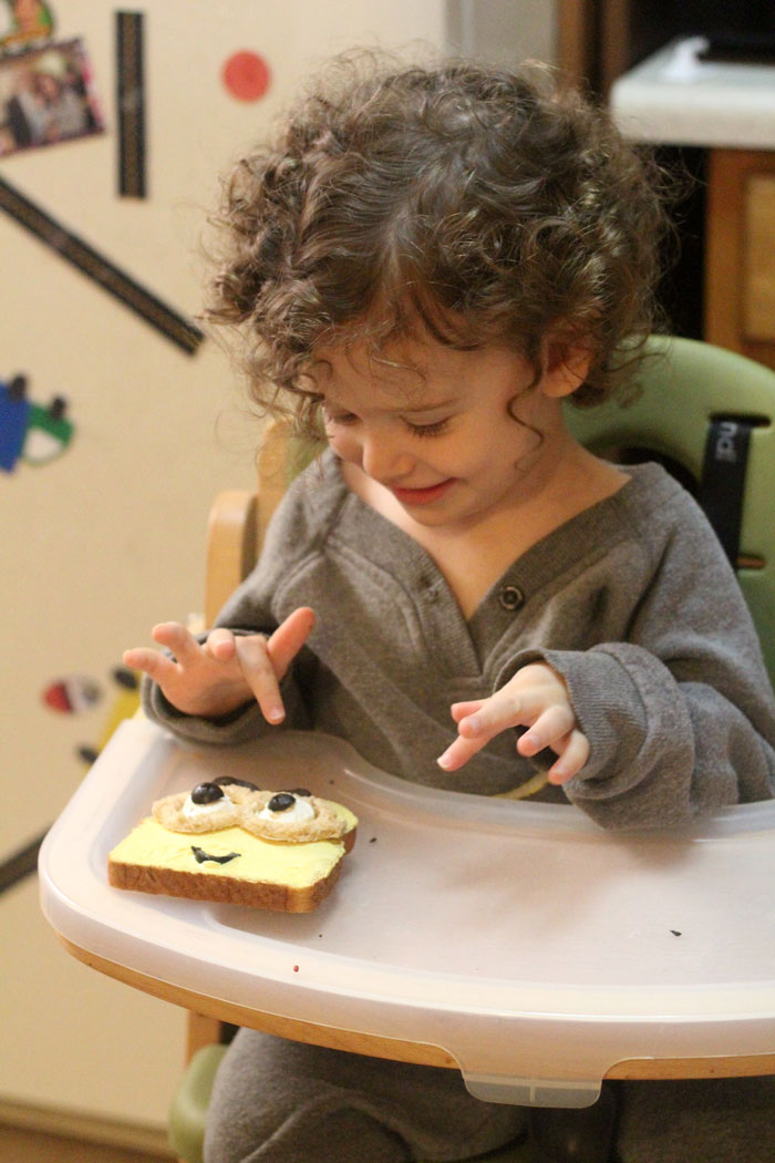 Easy, Healthy Minion Sandwich * Moms and Crafters