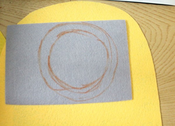 DIY felt minion pillow craft (no sew) * Moms and Crafters