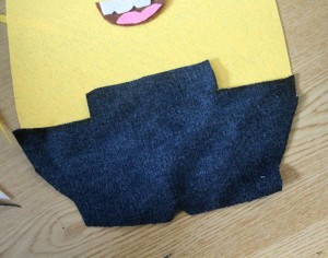 DIY felt minion pillow craft (no sew) * Moms and Crafters