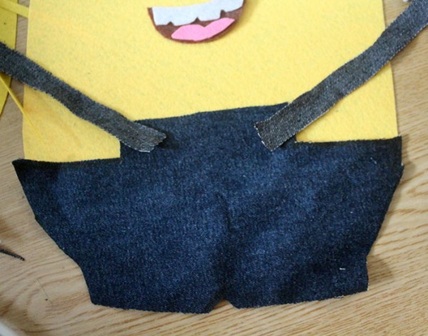 DIY felt minion pillow craft (no sew) * Moms and Crafters