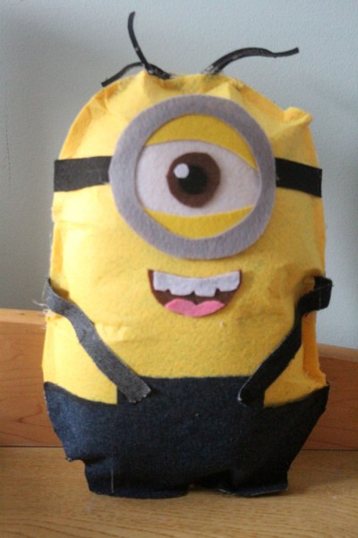 DIY felt minion pillow craft (no sew) * Moms and Crafters
