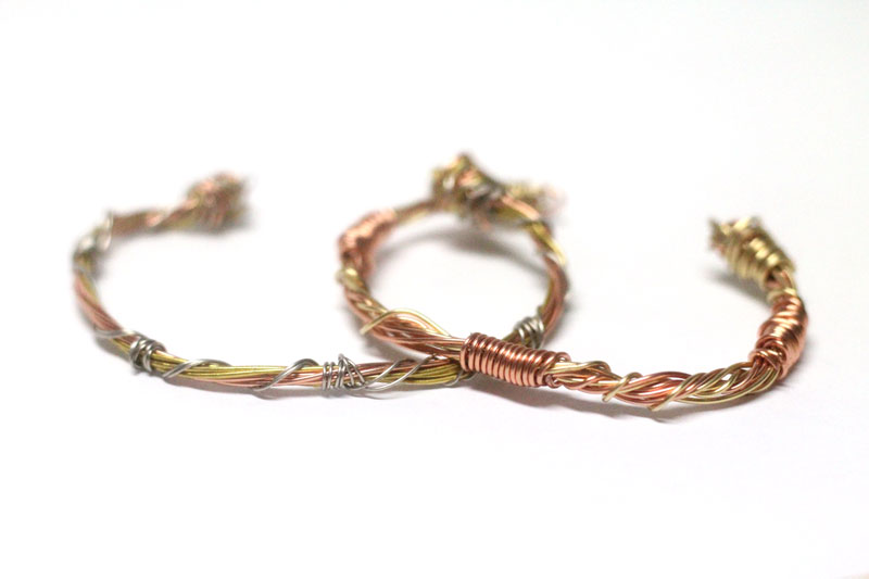 DIY Easy Wire Wrapped Bangle * Moms and Crafters