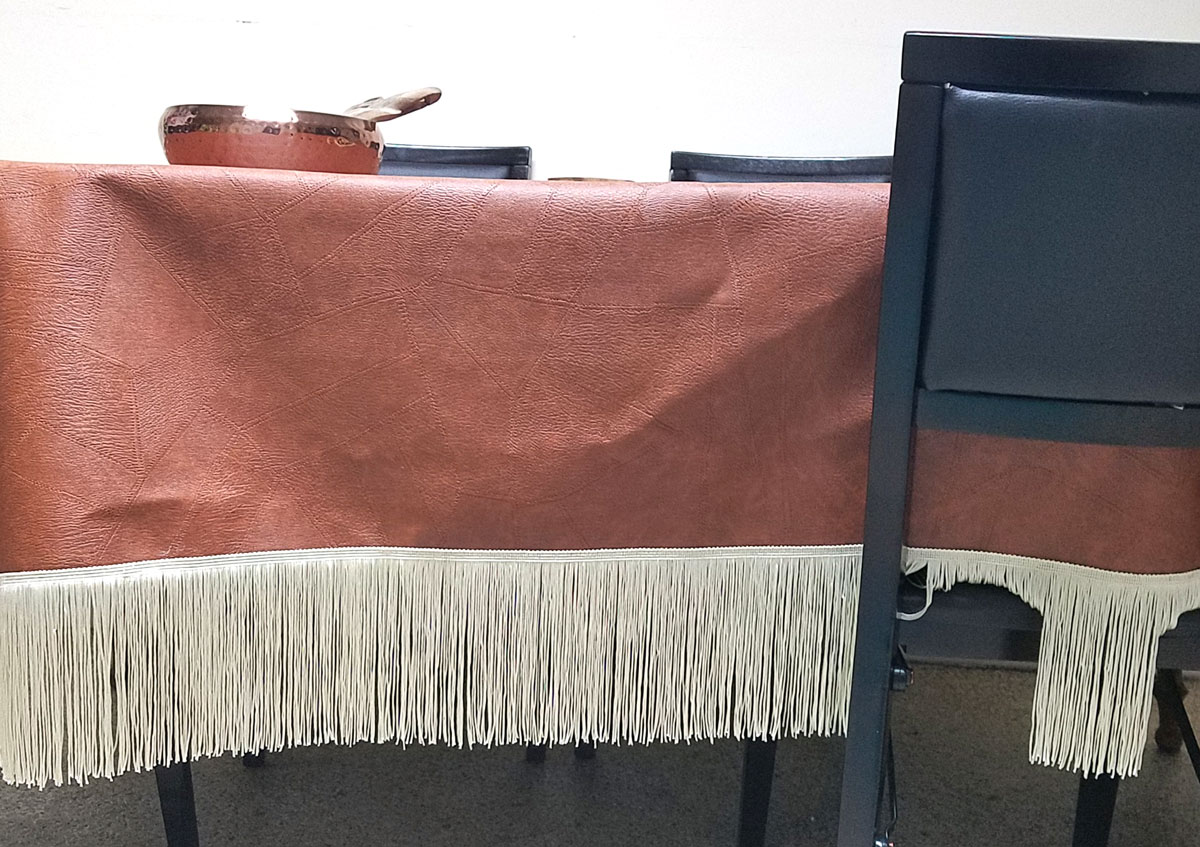 DIY Leatherette Tablecloth - No Sew Tutorial! * Moms and Crafters