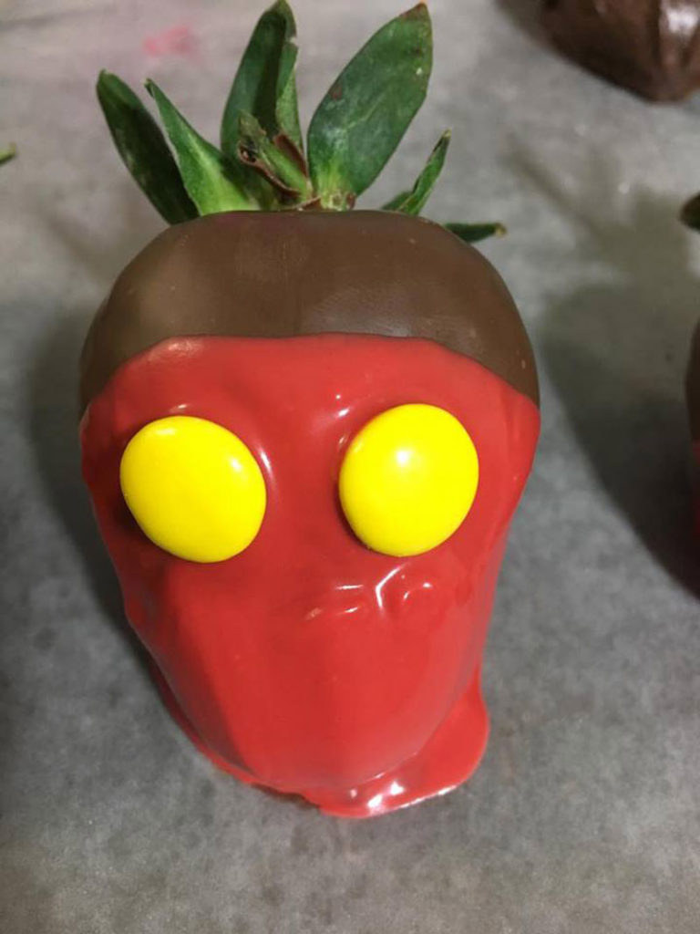 Mickey Mouse Food - Chocolate Coated Strawberries * Moms and Crafters