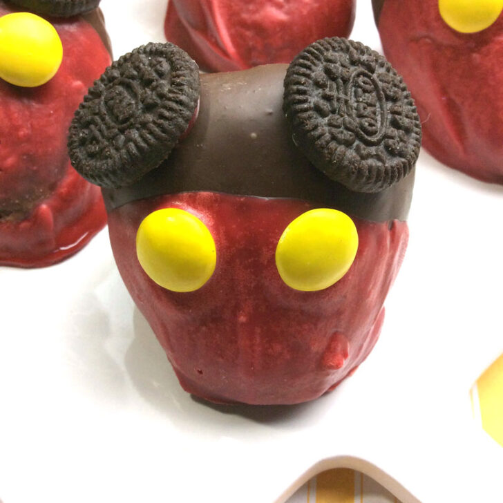 Mickey Mouse Food - Chocolate Coated Strawberries * Moms and Crafters