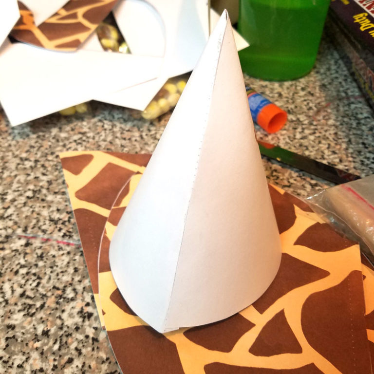 Giraffe Birthday Hat - free printable and craft * Moms and Crafters
