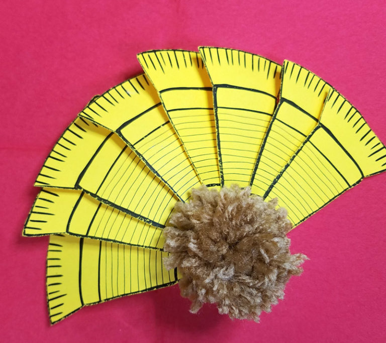Pop Up Turkey Craft - free printable Turkey feathers * Moms and Crafters