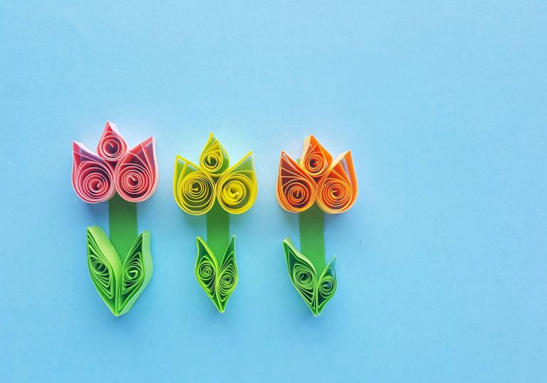 Paper Quilling Tulips - Paper Craft for Spring * Moms and Crafters