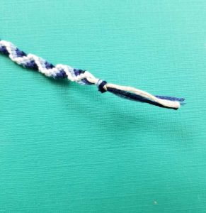 Zig Zag Friendship Bracelet Pattern with a 3D effect! * Moms and Crafters