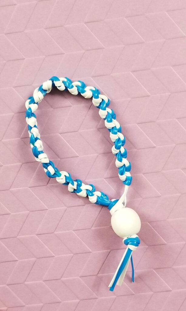 How to Make a Gimp bracelet 3 Ways * Moms and Crafters