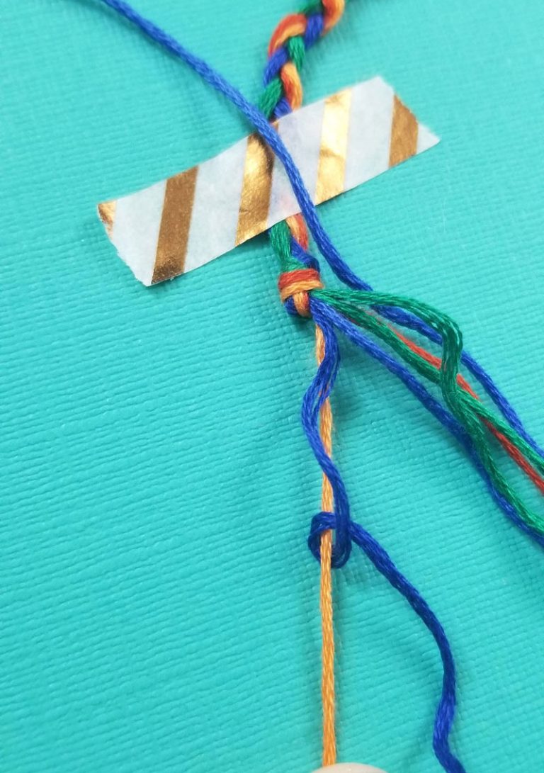 How to make a Friendship Bracelet from Scratch * Moms and Crafters