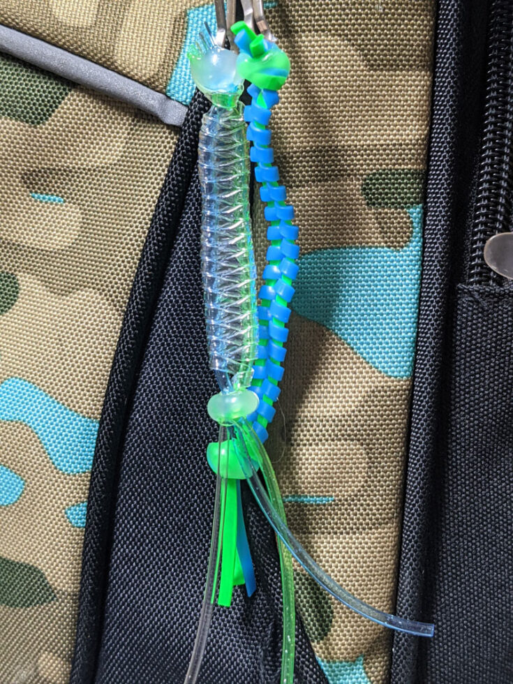 Zipper Stitch Lanyard Boondoggle Tutorial * Moms and Crafters