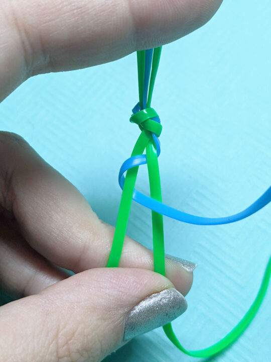 Zipper Stitch Lanyard Boondoggle Tutorial * Moms and Crafters