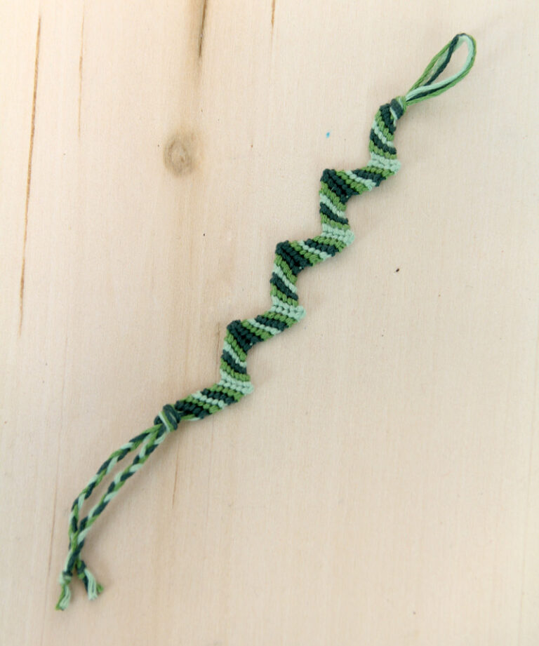 How to Start and Finish a Friendship Bracelet * Moms and Crafters