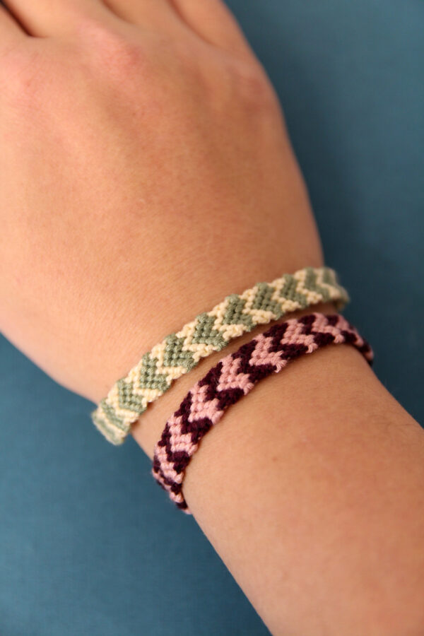 Heart Patterned Friendship Bracelets * Moms and Crafters