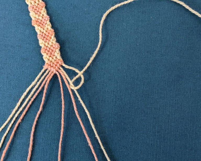 Heart Patterned Friendship Bracelets * Moms and Crafters