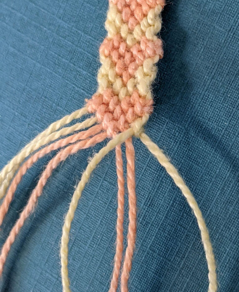 Heart Patterned Friendship Bracelets * Moms and Crafters