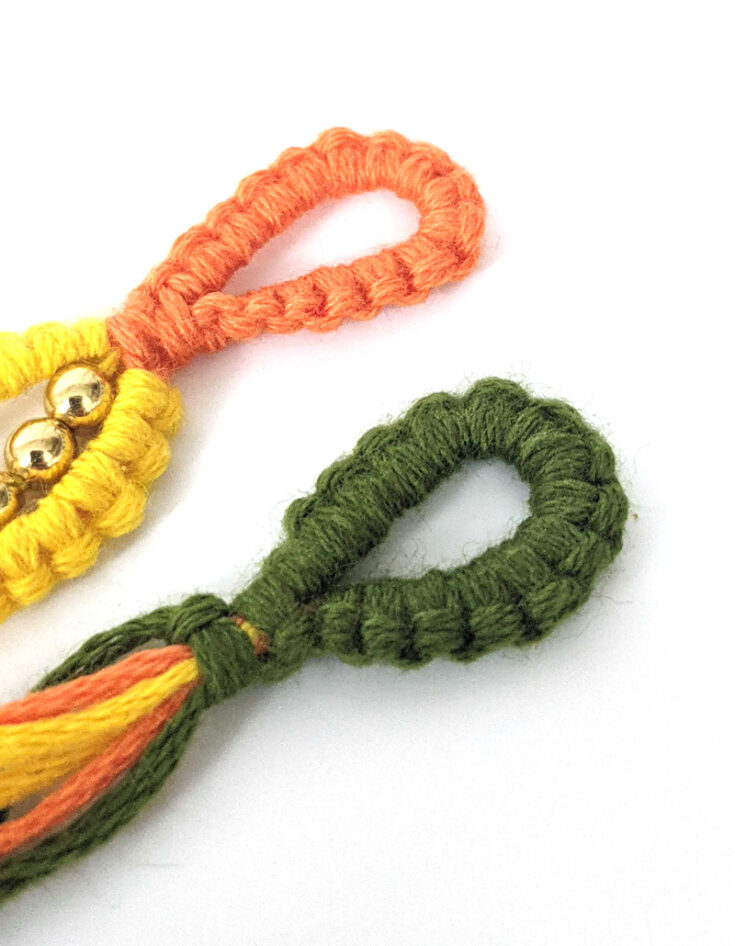 How to Start and Finish a Friendship Bracelet * Moms and Crafters