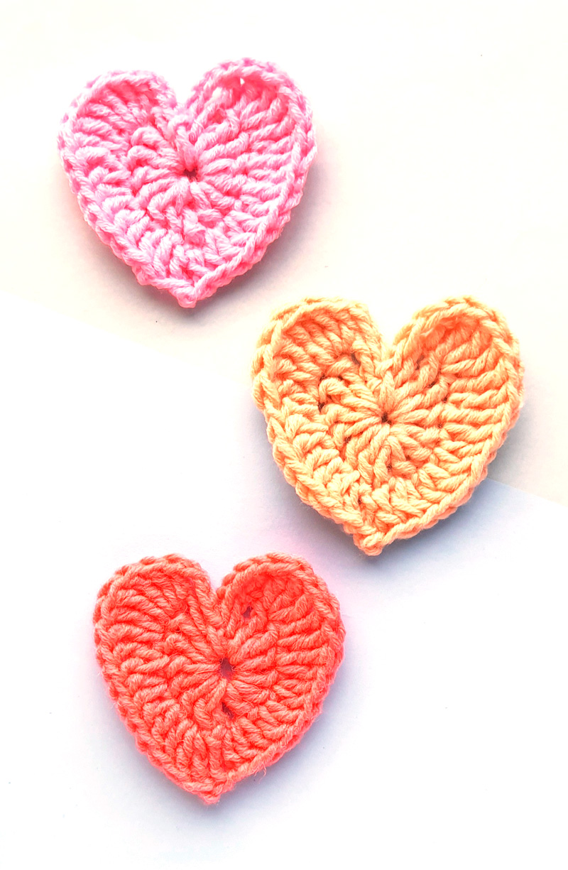 How to Crochet a Small Heart * Moms and Crafters