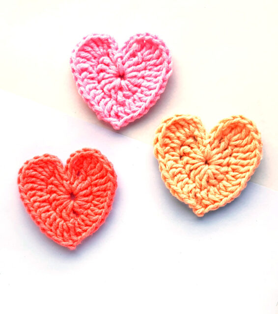 How to Crochet a Small Heart * Moms and Crafters