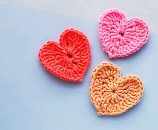 How to Crochet a Small Heart * Moms and Crafters