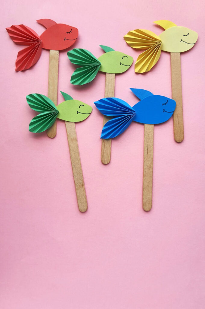 One Fish Two Fish Craft - Dr Seuss Book Puppets! * Moms and Crafters