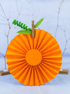 How to Make Paper Pumpkin Wall Decor * Moms and Crafters