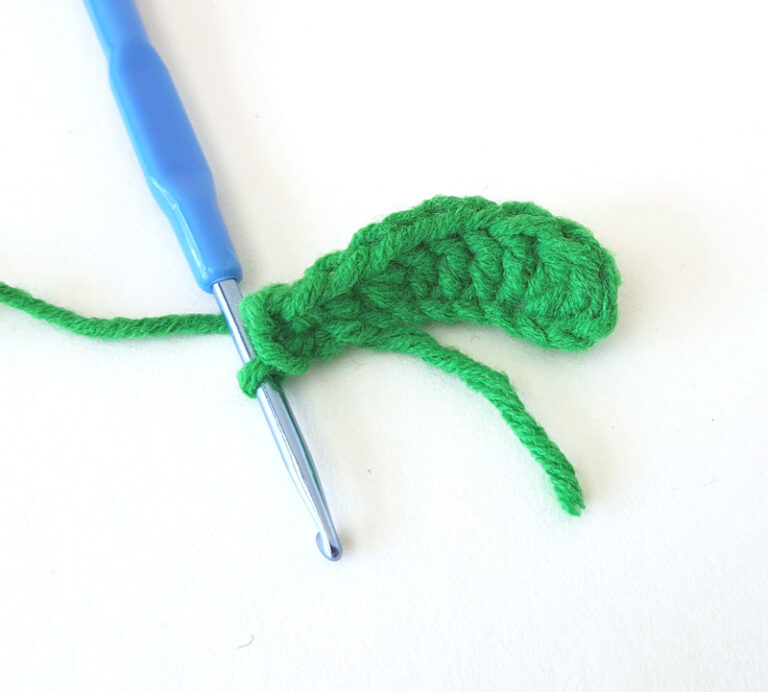 Small Leaf Crochet Pattern * Moms and Crafters