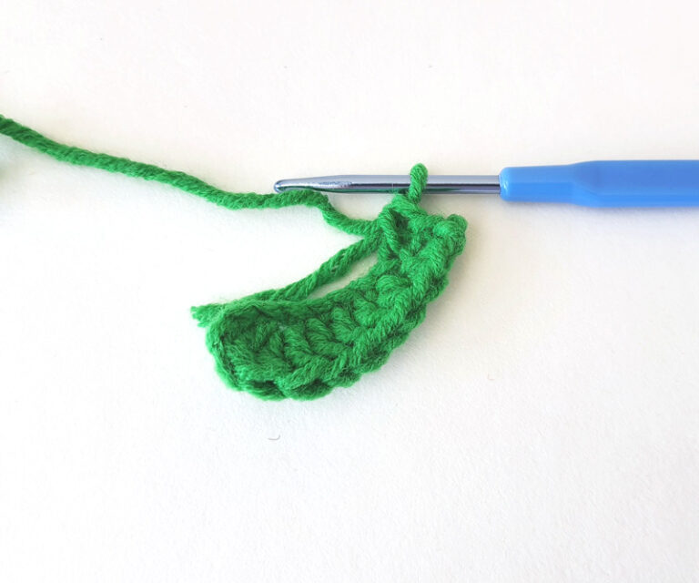 Small Leaf Crochet Pattern * Moms and Crafters