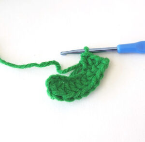 Small Leaf Crochet Pattern * Moms and Crafters