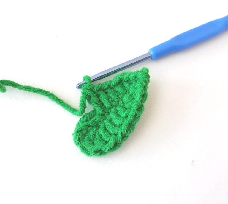 Small Leaf Crochet Pattern * Moms and Crafters
