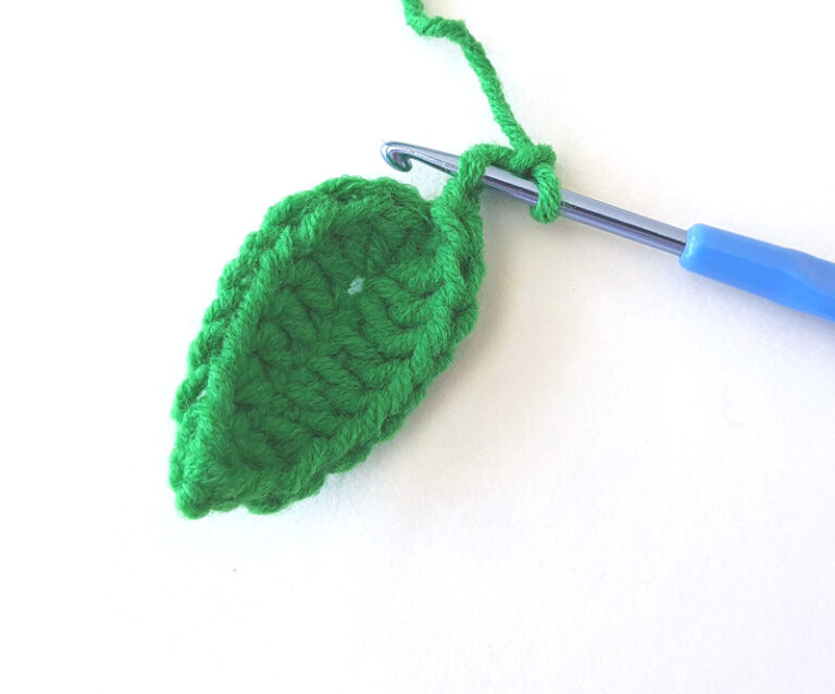 Small Leaf Crochet Pattern * Moms and Crafters
