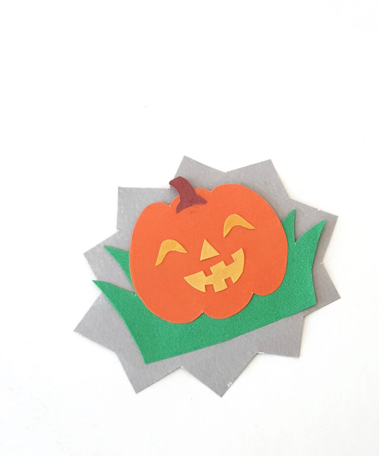 DIY Paper Halloween Treat Bags * Moms and Crafters