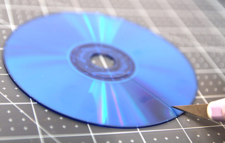 How to Cut CDs and DVDs for Crafting * Moms and Crafters