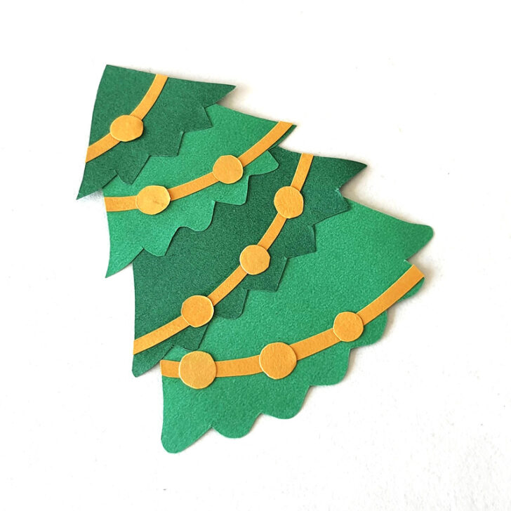 Paper Christmas Tree that Stands! * Moms and Crafters