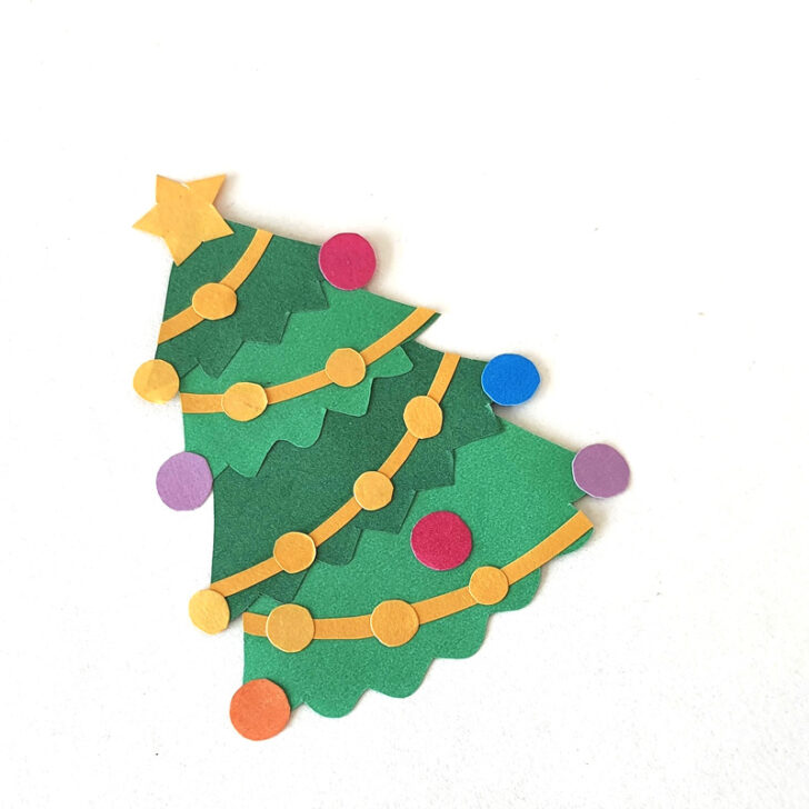 Paper Christmas Tree that Stands! * Moms and Crafters
