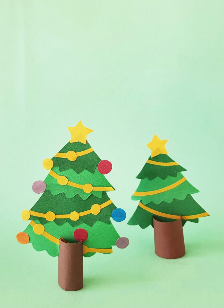 Paper Christmas Tree that Stands! * Moms and Crafters