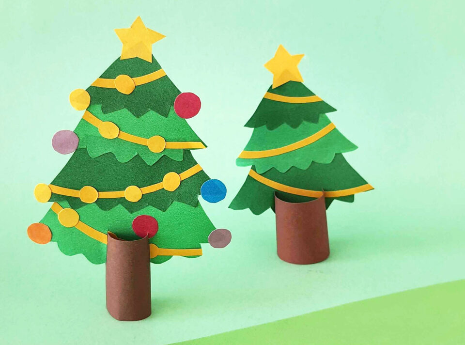 Paper Christmas Tree that Stands! * Moms and Crafters