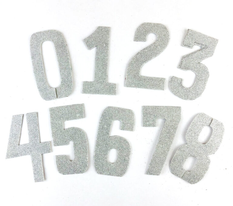 DIY Christmas Countdown + Free Template * Moms and Crafters