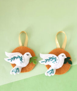 Felt Dove Ornament - Free Pattern * Moms and Crafters