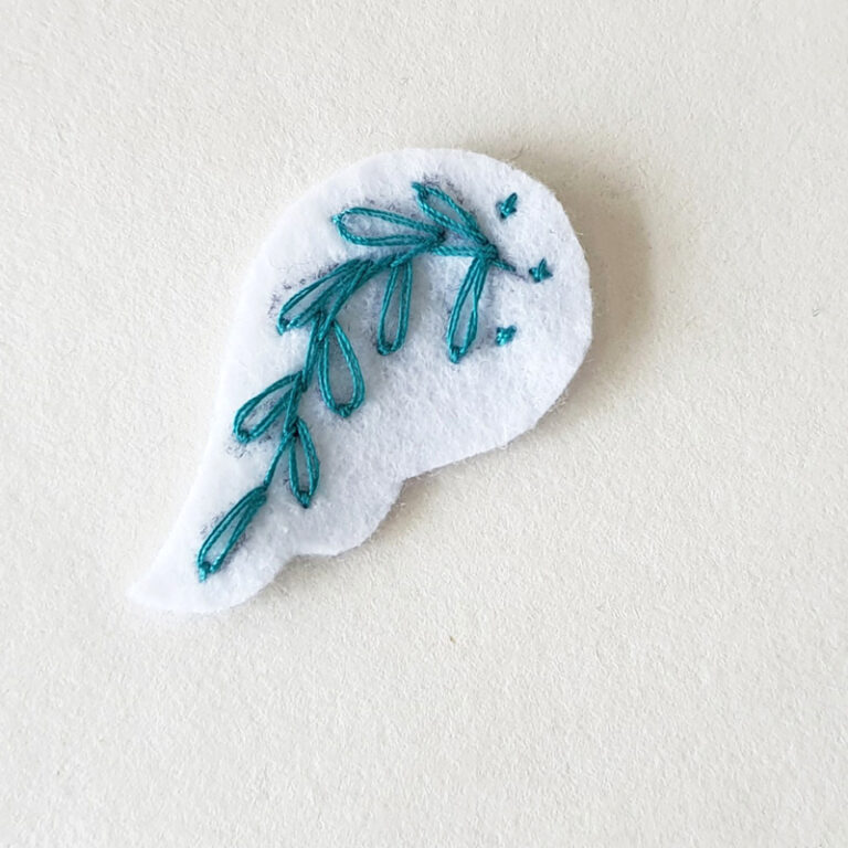 Felt Dove Ornament - Free Pattern * Moms and Crafters