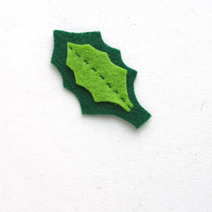 Felt Holly Ornament with a Free Template * Moms and Crafters