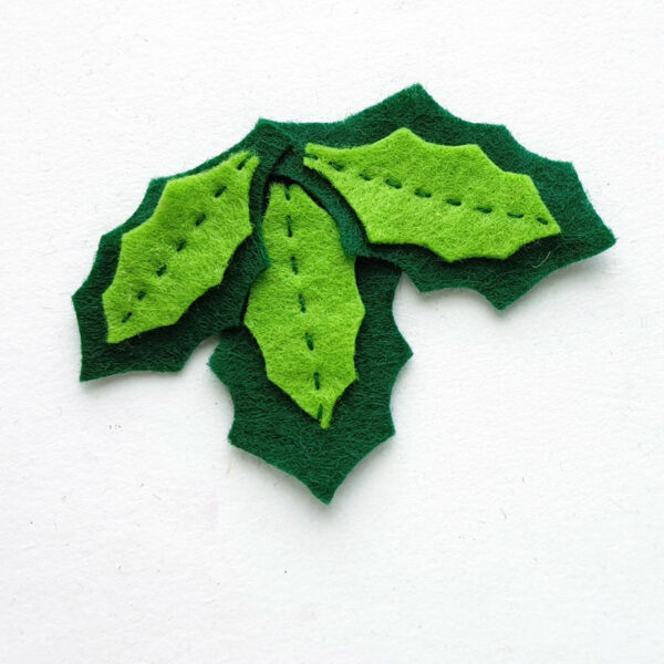 Felt Holly Ornament with a Free Template * Moms and Crafters