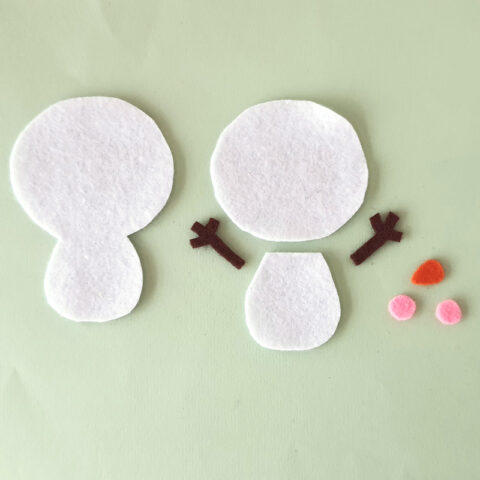 Felt Snowman Ornament - Free Pattern * Moms and Crafters