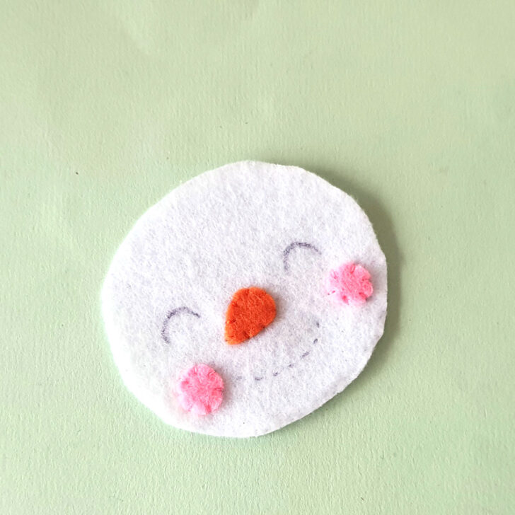 Felt Snowman Ornament - Free Pattern * Moms and Crafters