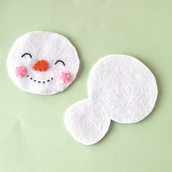 Felt Snowman Ornament - Free Pattern * Moms and Crafters